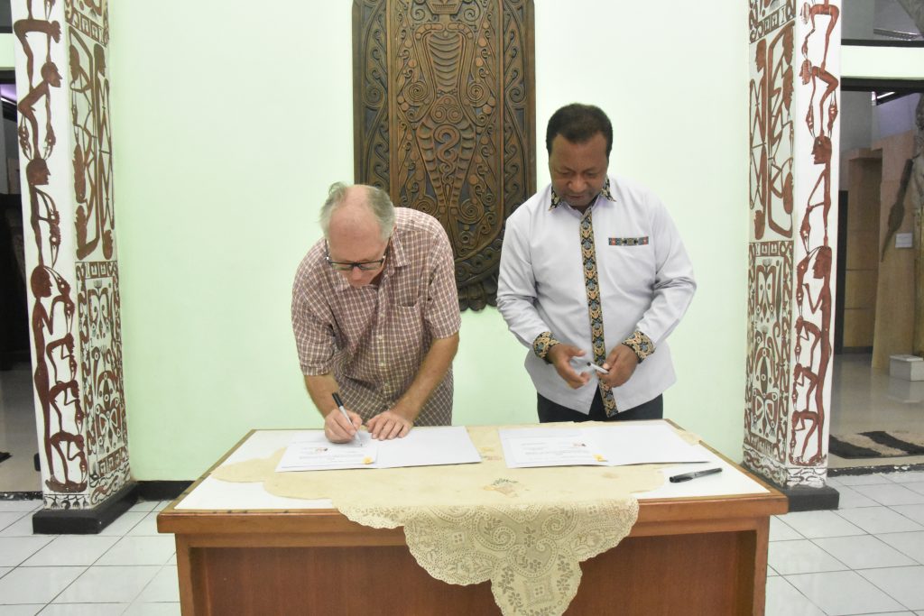 UPT Museum Uncen Tambah Koleksi Dari Tracing Patterns Foundation. – UNCEN