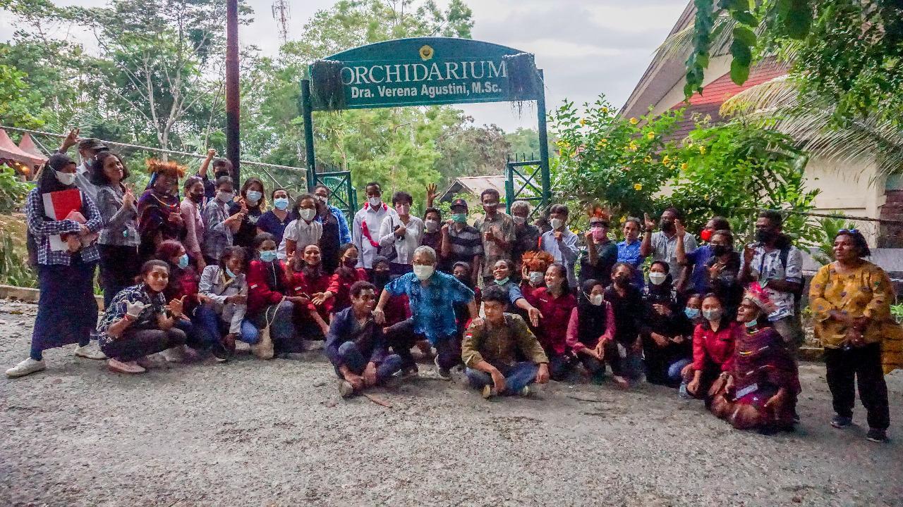 Orchidarium Dra. Verena Agustini, M.Sc. Sebagai Eduwisata Kampus. – UNCEN