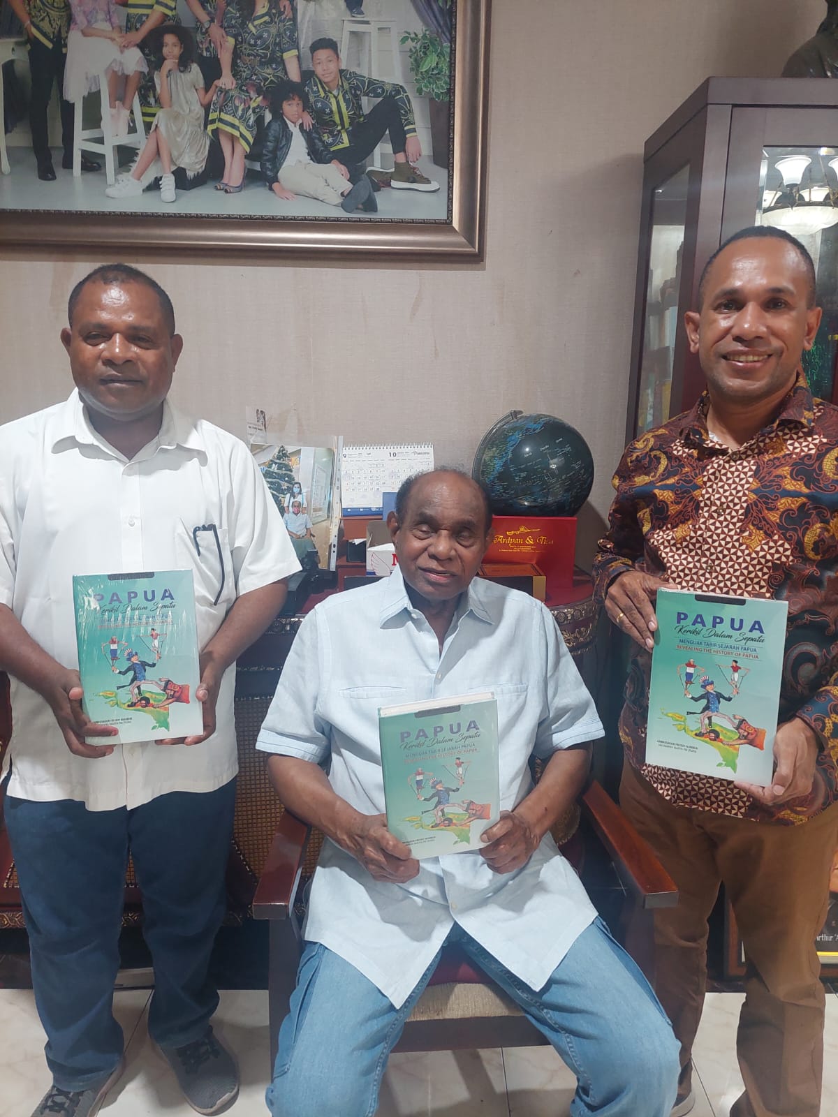 Freddy Numberi Sumbang Buku Untuk Perpustakaan Uncen. – UNCEN