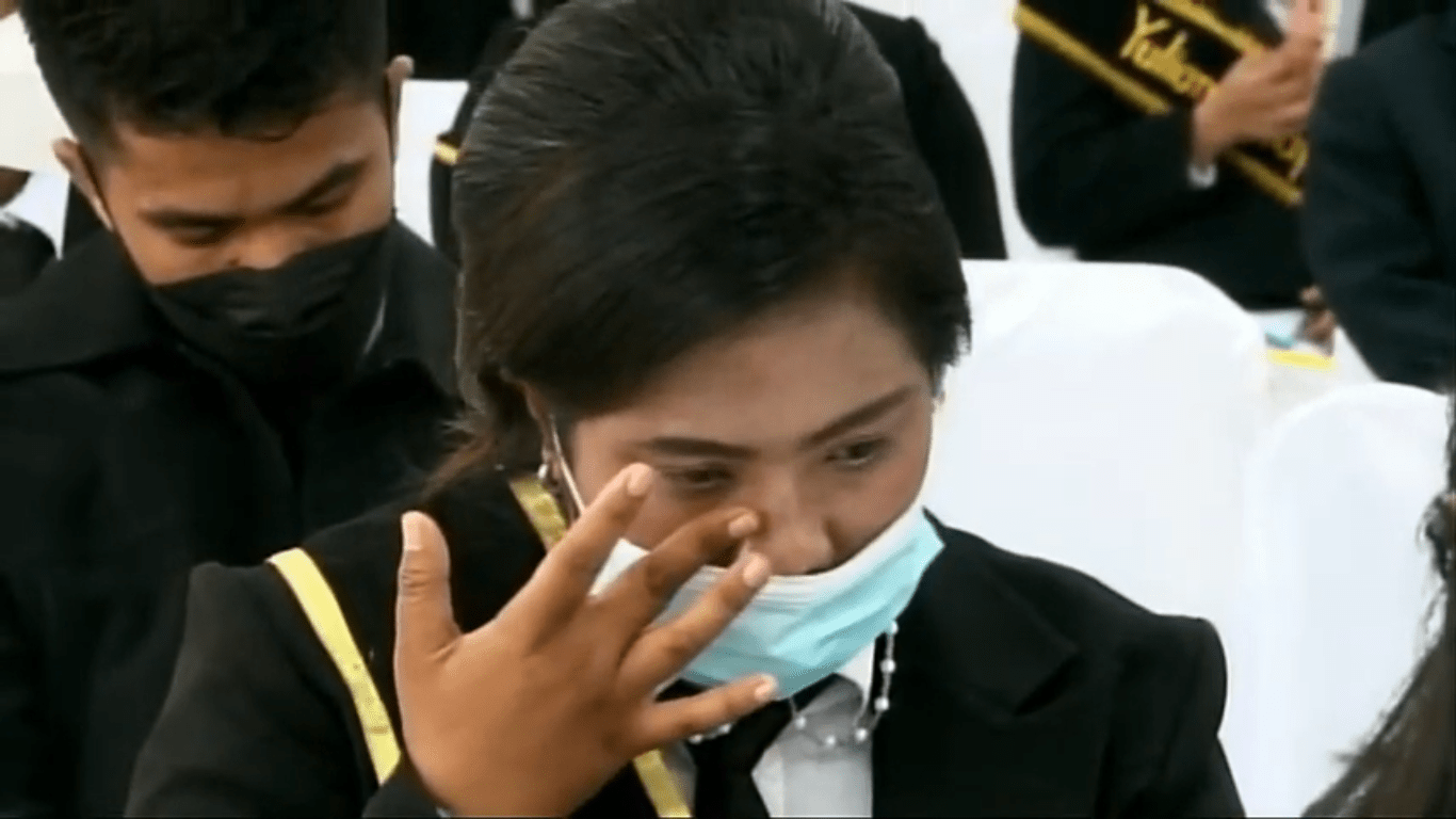 Tangisan Haru Saat Yudisium FEB Uncen – UNCEN Tangisan Haru Saat Yudisium FEB Uncen – UNCEN