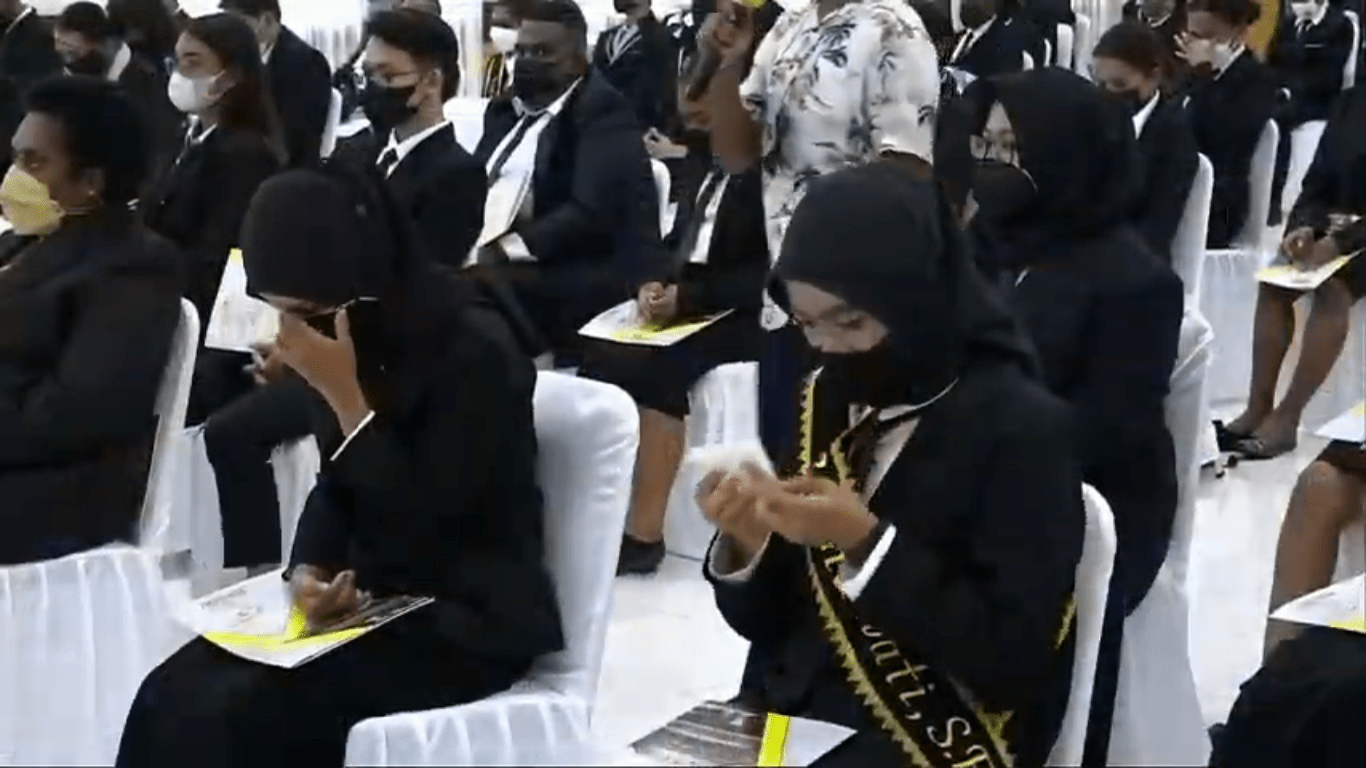 Tangisan Haru Saat Yudisium FEB Uncen – UNCEN